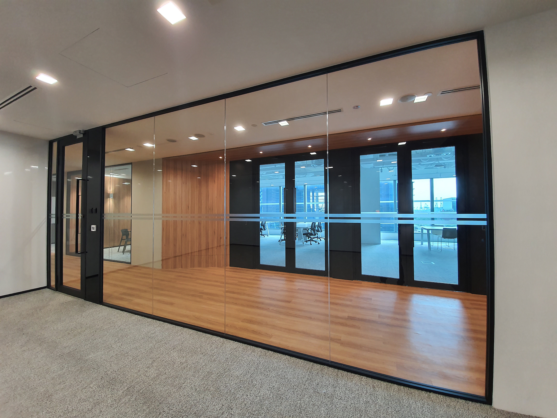 4 Reasons to Install Glass Partitions for Your Office Space