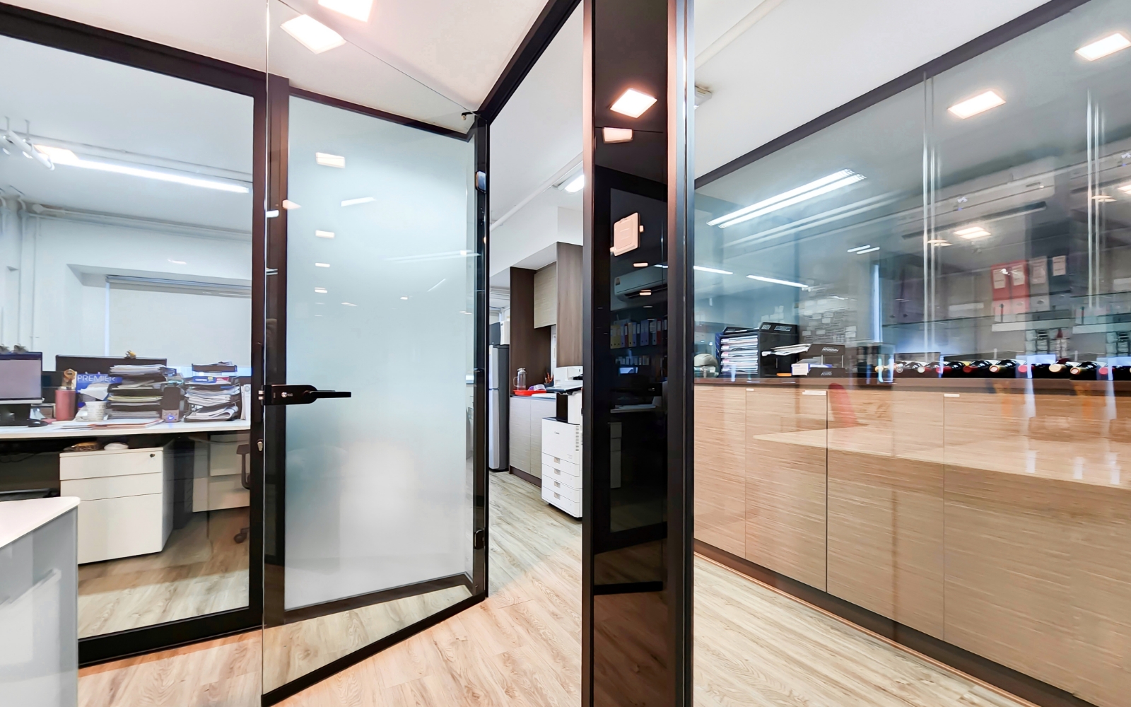 Exploring Office Aesthetics With SOLO Frameless Door