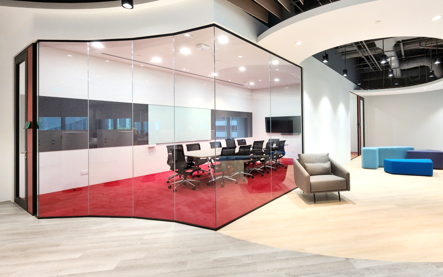 Curved Glass vs. Segmented Glass: Which is The One for Modern Office?